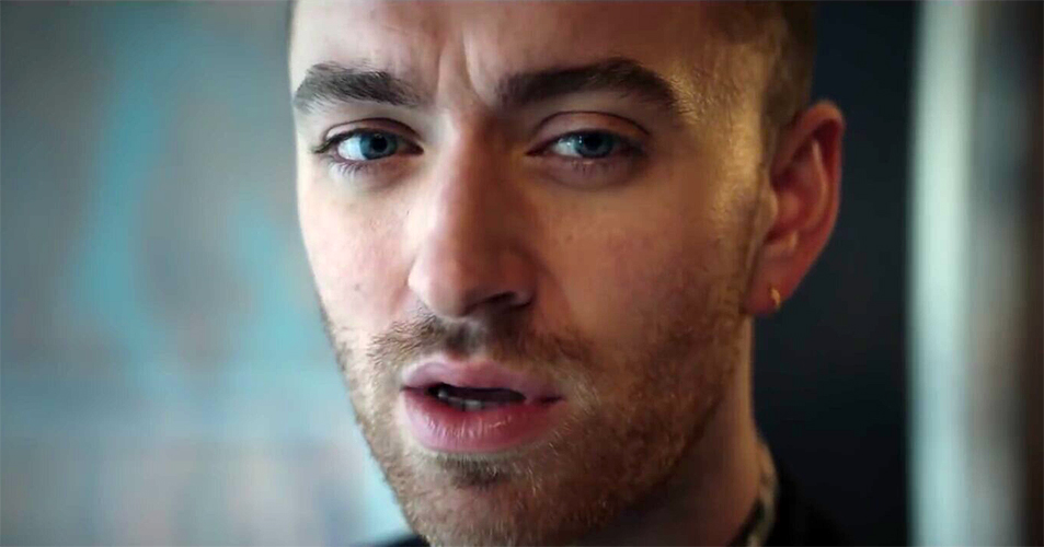 REGARDEZ Sam Smith entre en mode priere