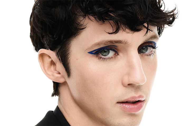Troye Sivan Sourit