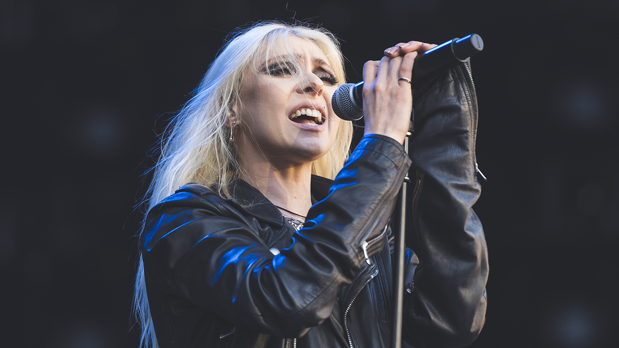 The Pretty Reckless Singer Taylor Momsen Bitten By A Bat On Stage