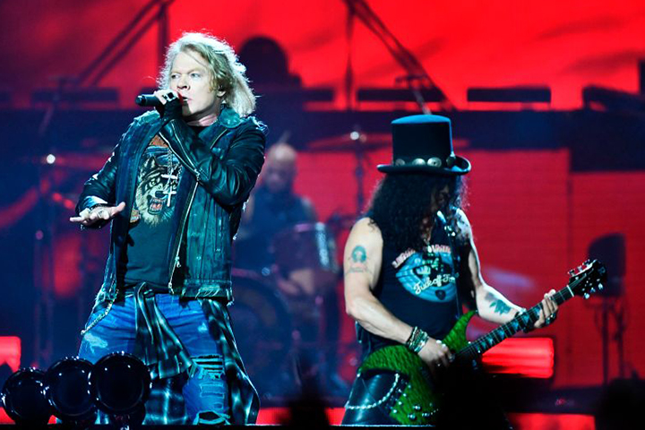 WATCH Axl Roses Falls On Stage During Vegas Show