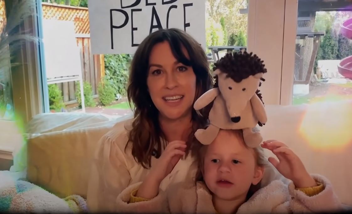 REGARDEZ Alanis Morissette reprend Happy Xmas de John Lennon
