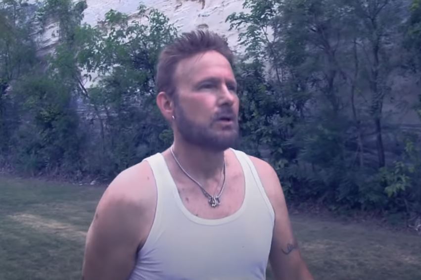 REGARDEZ Corey Hart devoile la nouvelle version de Never Surrender
