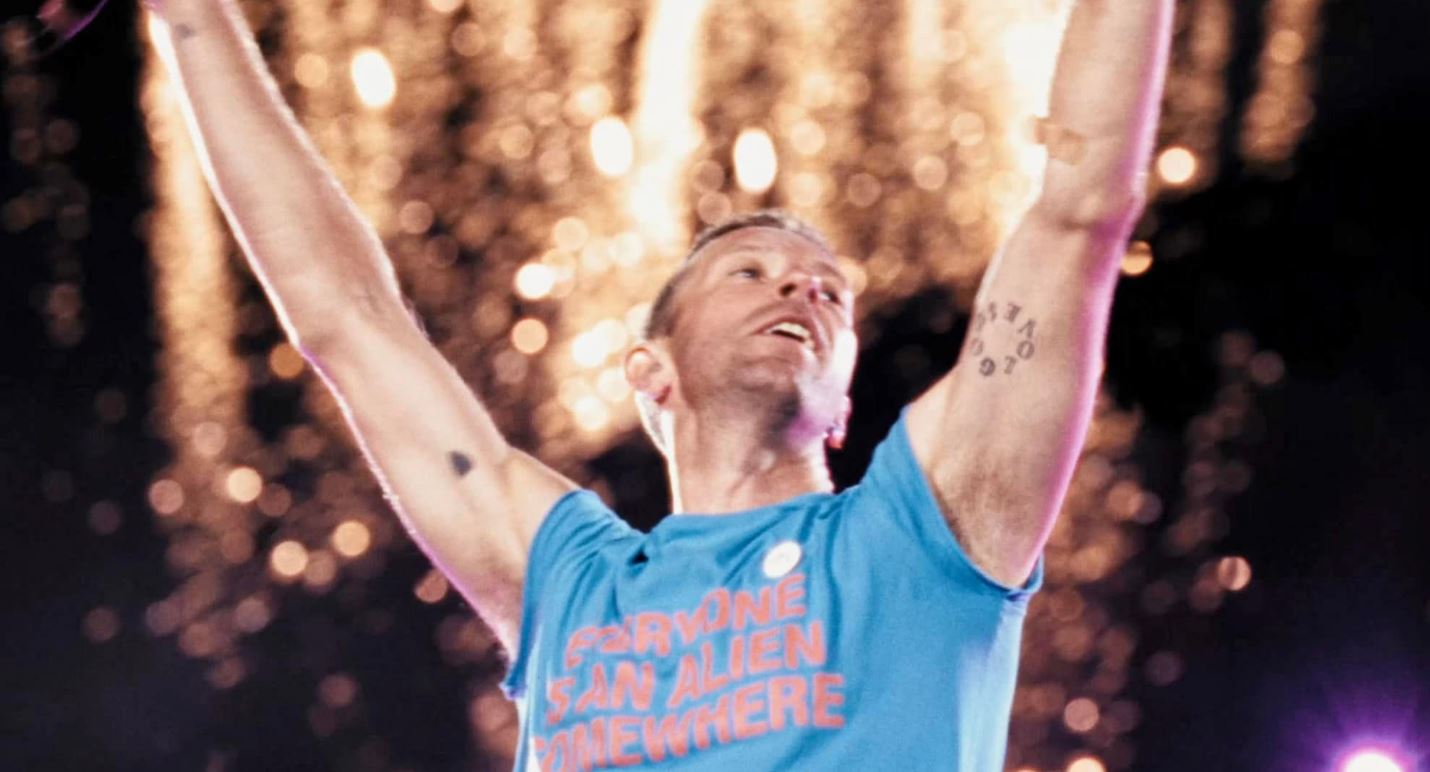 Coldplay un clip survolte et un hommage a Olivia NewtonJohn