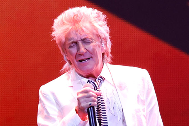 Rod Stewart Mourns Queens Death Days After Losing Brother